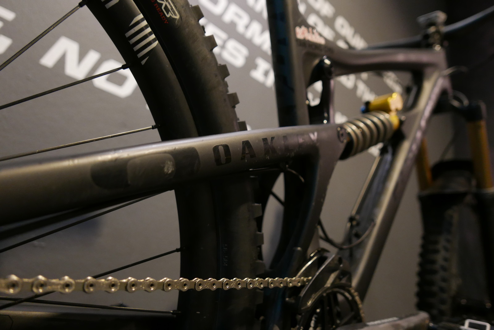 Ohlins Santa Cruz Nomad "Stealth" - ReEvolution's Bike Check - Vital MTB
