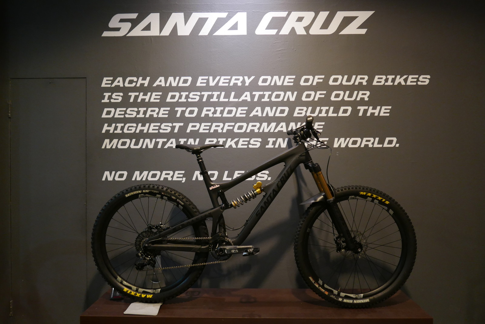 Ohlins Santa Cruz Nomad "Stealth" - ReEvolution's Bike Check - Vital MTB