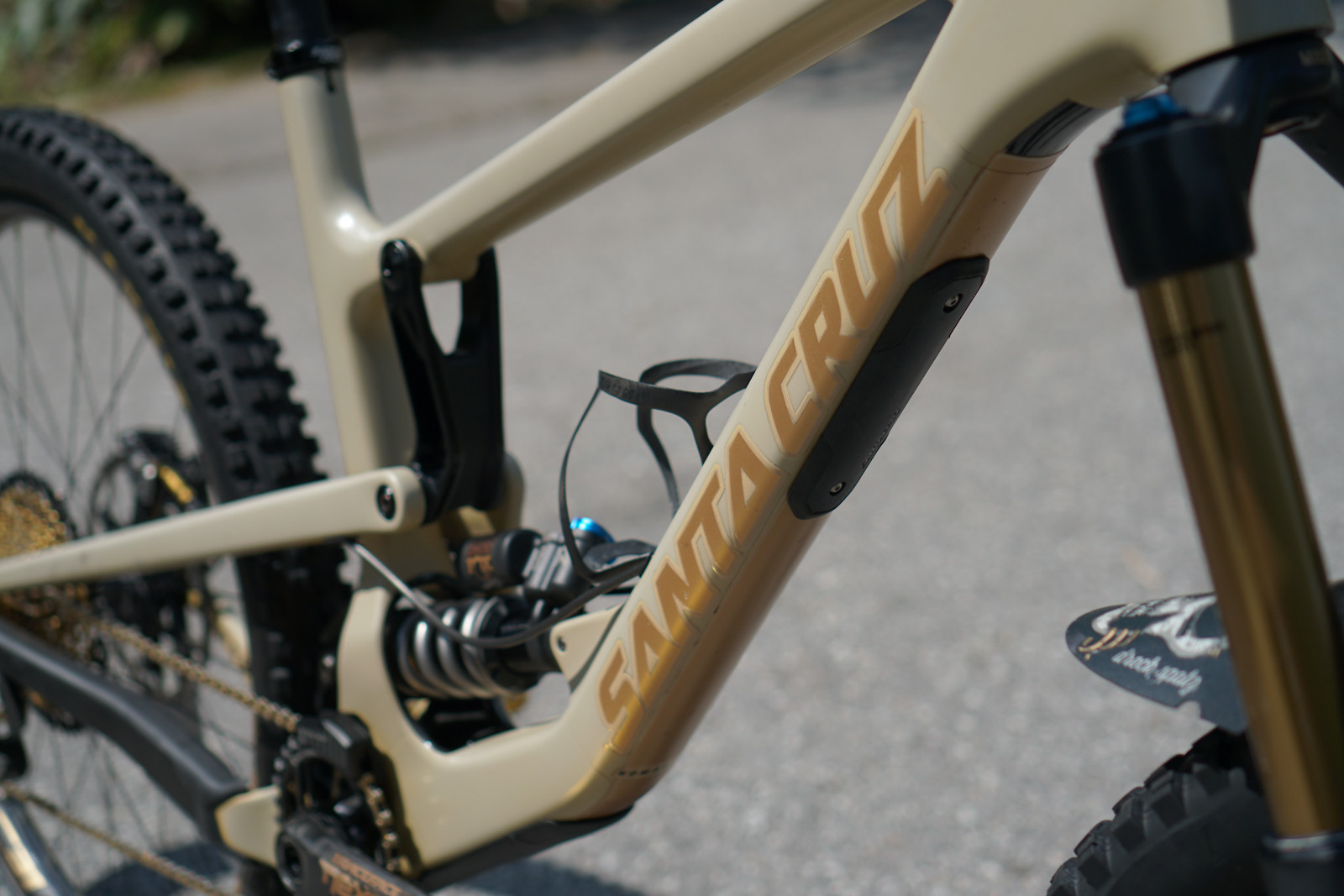 Santa Cruz Nomad CC "Gold Rush" - ReEvolution's Bike Check - Vital MTB