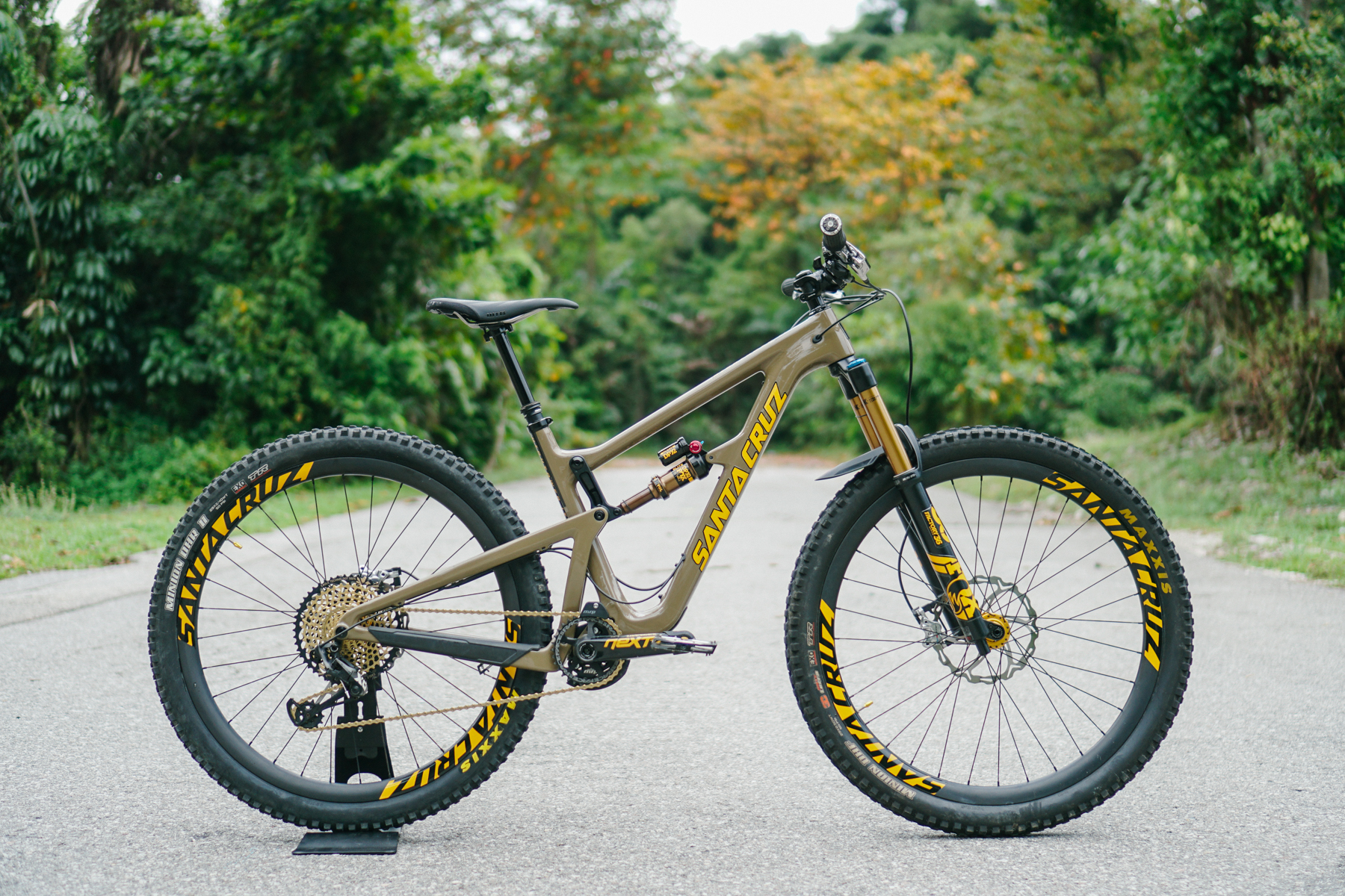 Santa Cruz Hightower LT "Mellow Yellow Fellow" - ReEvolution's Bike ...