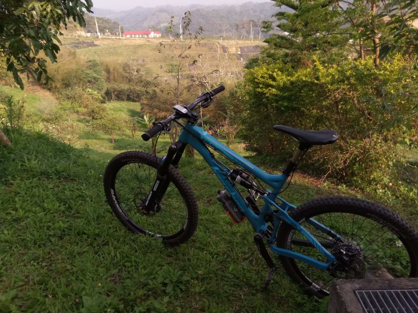 Banshee rune V2 w/ custom paintjob - hitoshiQ's Bike Check - Vital MTB