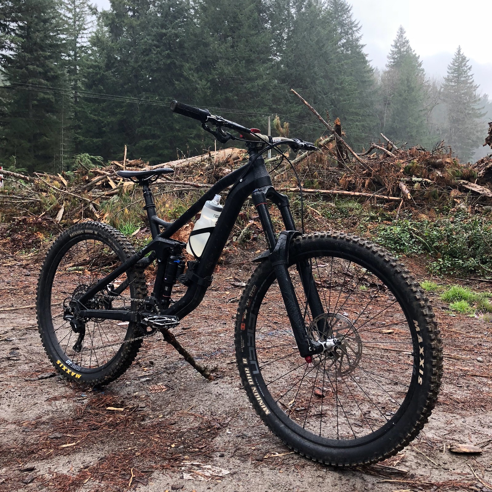 Murdered out Strive AL - DDB1's Bike Check - Vital MTB