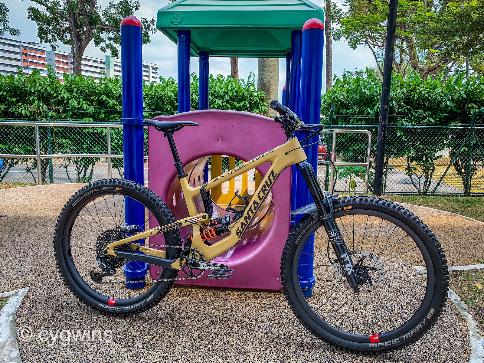 Santa Cruz Nomad 4 v2 (custom build) - cygwin's Bike Check - Vital MTB