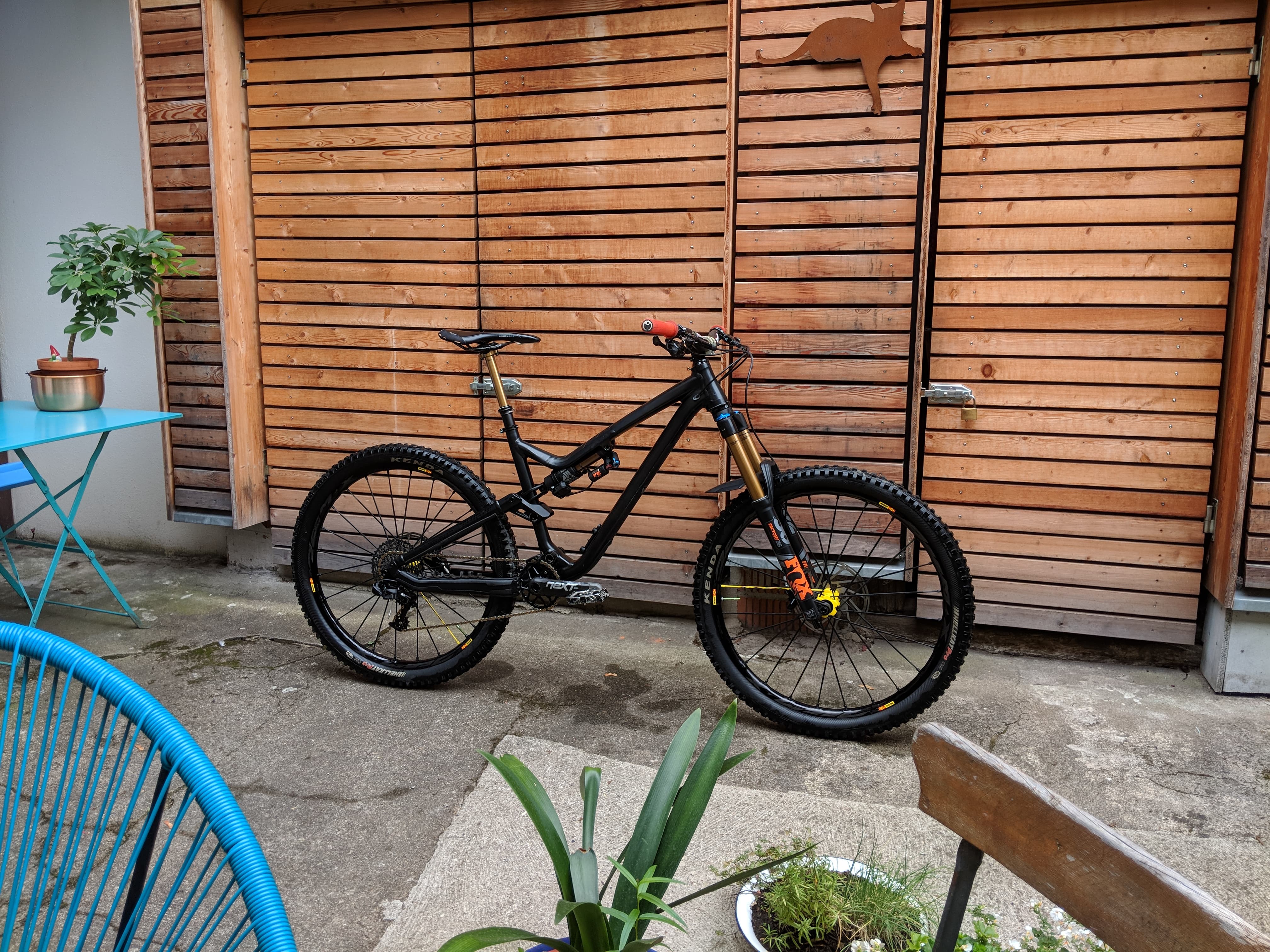 EWS Racebike - Commencal Meta V4.2 - Marco Fleissner's Bike Check ...