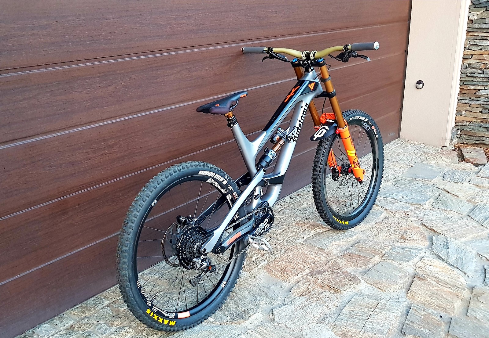YT Capra 27 CF Pro Race Custom DH Edition - Road_runner1111's Bike ...