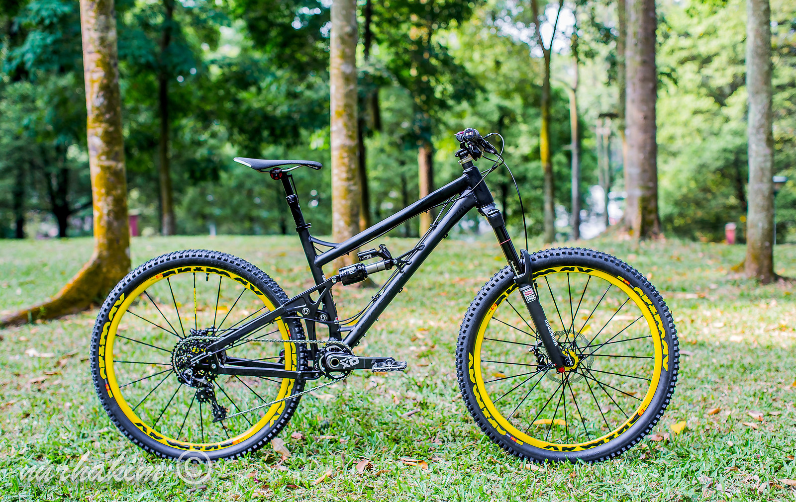 Banshee Spitfire V2 27.5 with CCDB Air CS and Crossmax Enduro ...