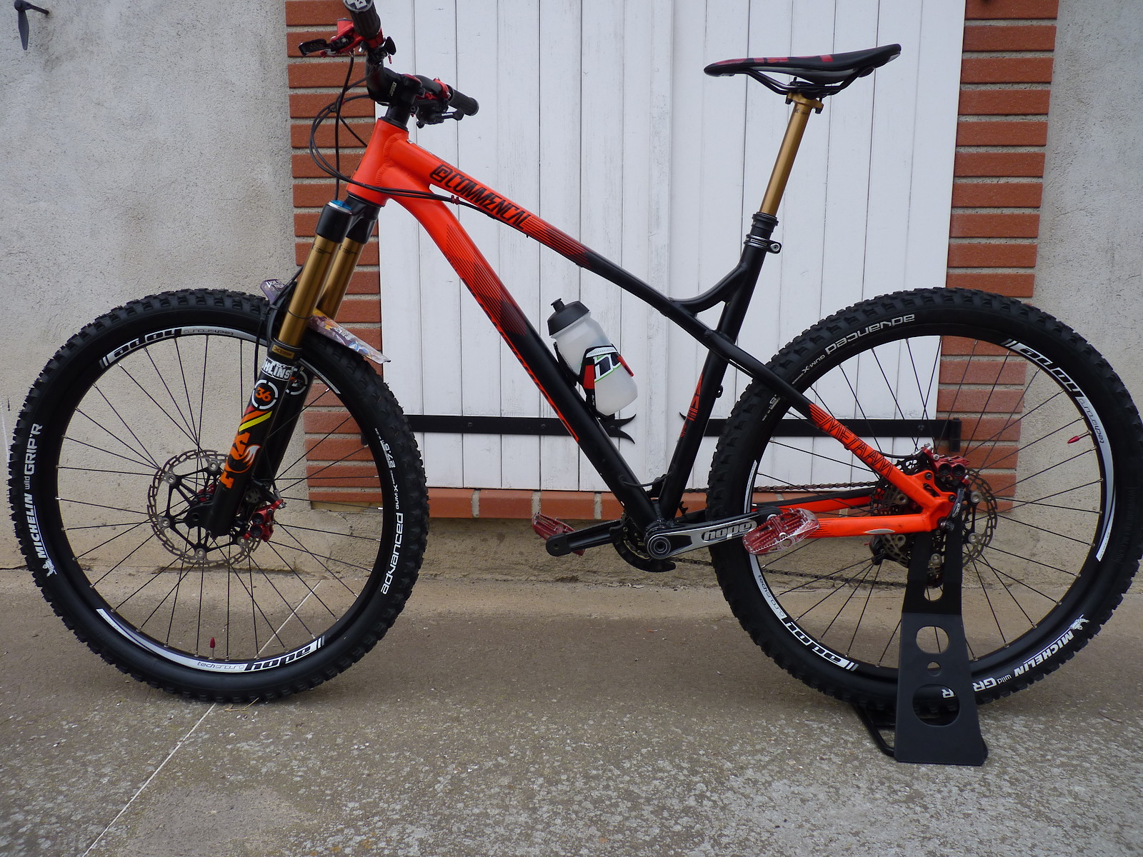 The Red Rocket - Commencal Hardtail - powney's Bike Check - Vital MTB