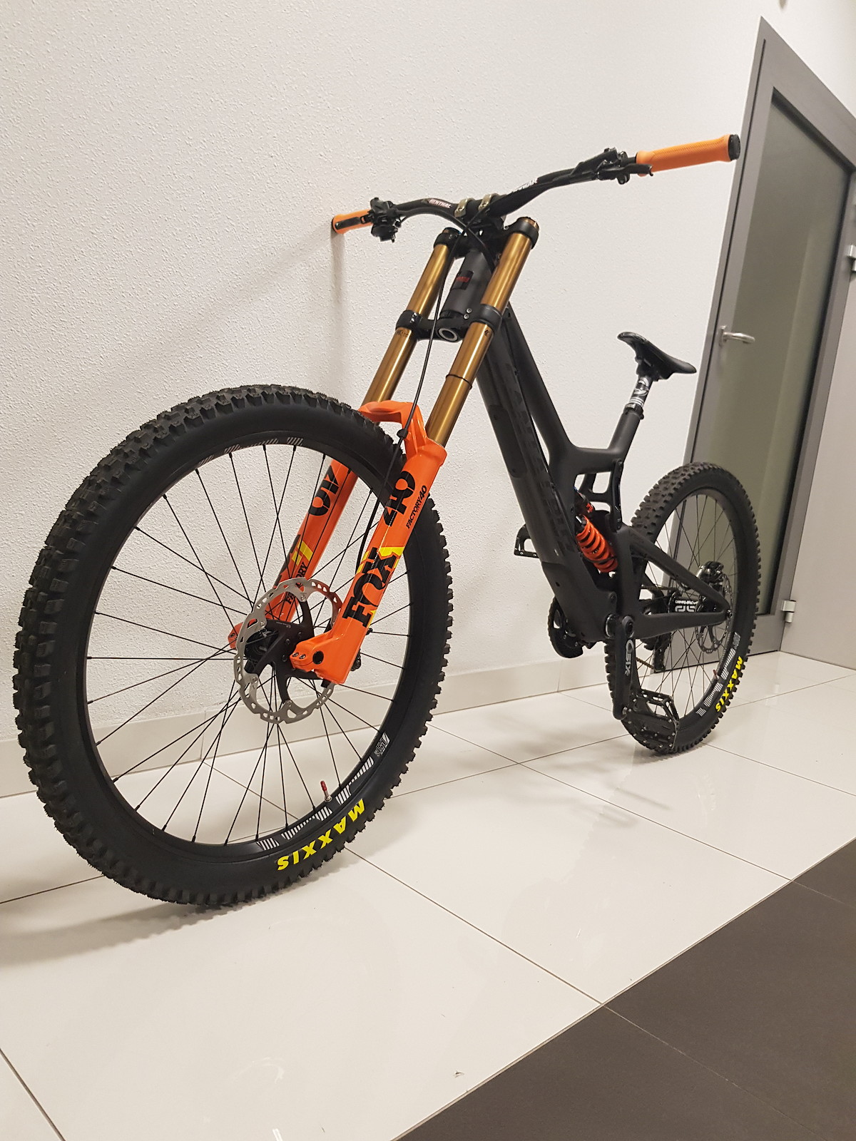 Custom Santa Cruz V10 CC 2019 mk7 - Alan_Konasiewicz's Bike Check ...