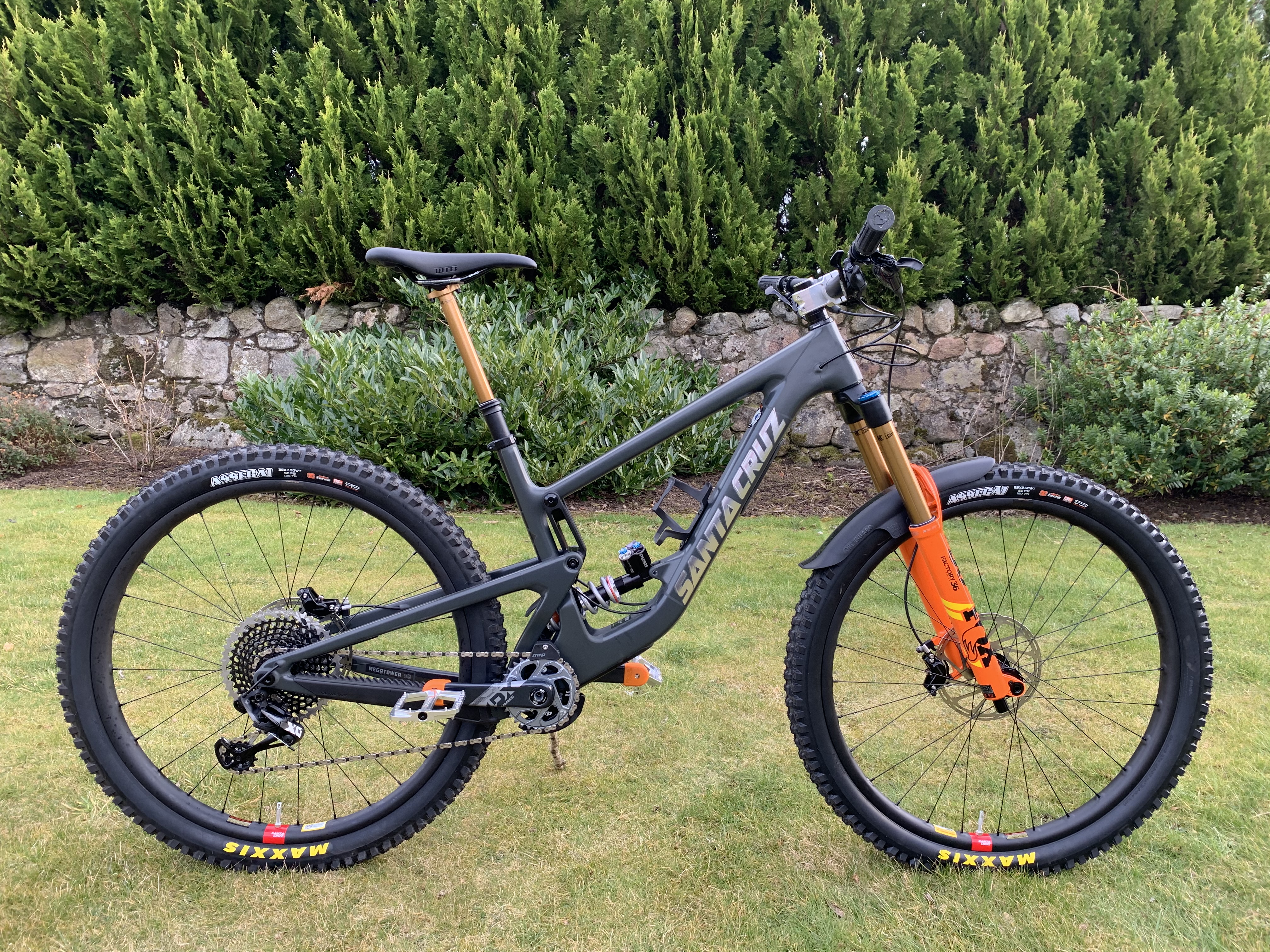 Custom Santa Cruz megatower cc - HarryW's Bike Check - Vital MTB