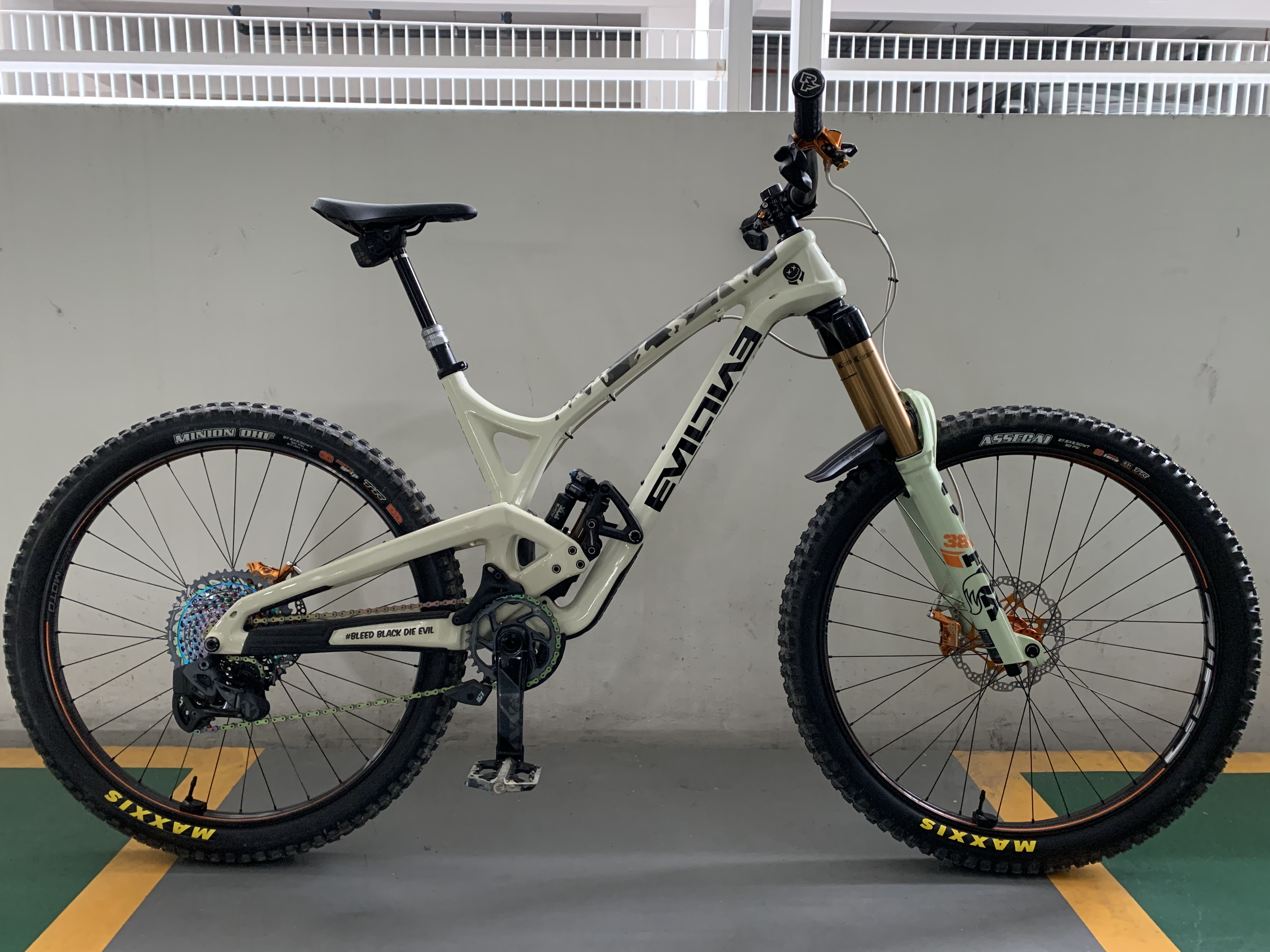 EVIL Insurgent LB - YClam's Bike Check - Vital MTB