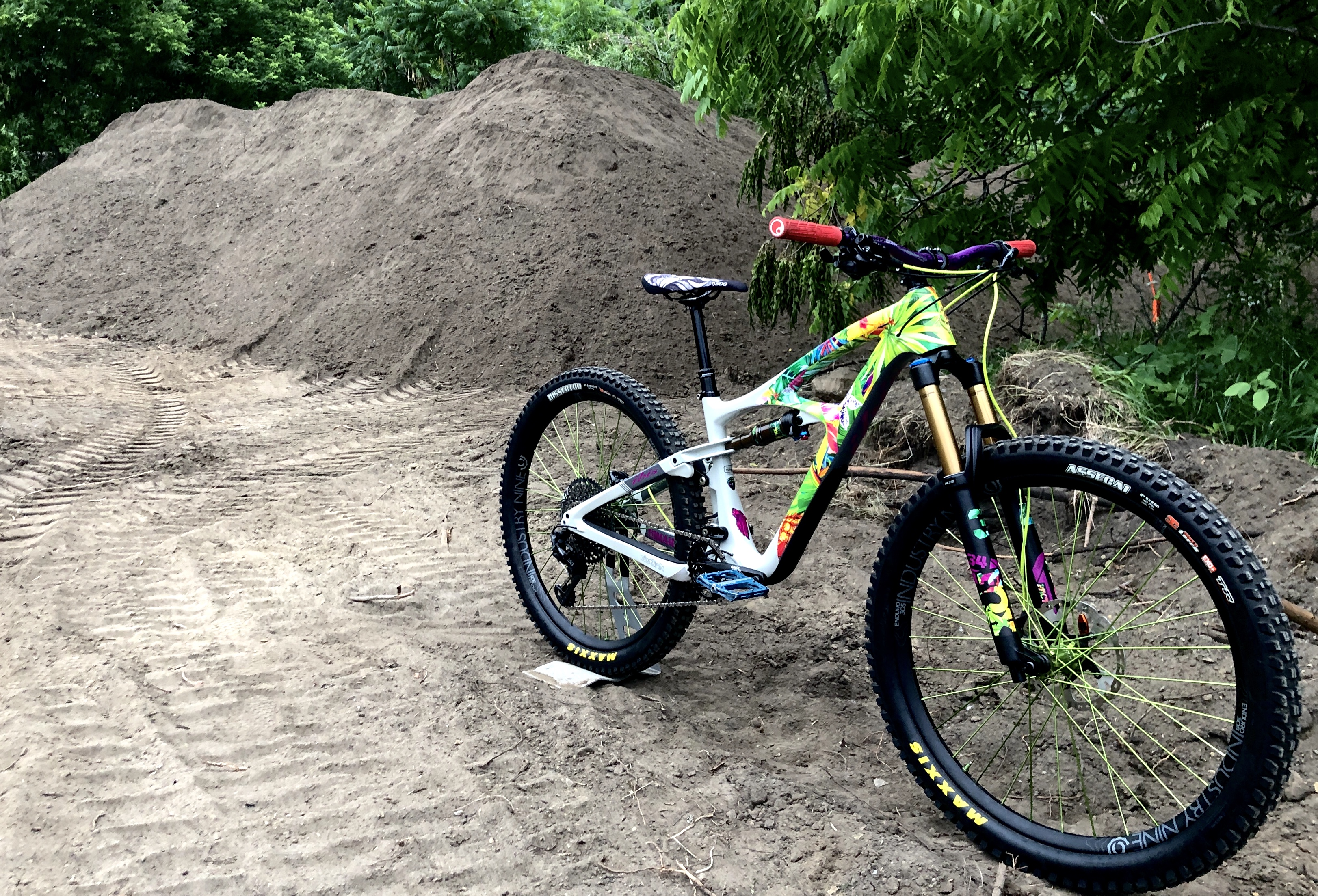 Tomahawk cycles Ibis Mojo4 - Cycles Tomahawk's Bike Check - Vital MTB