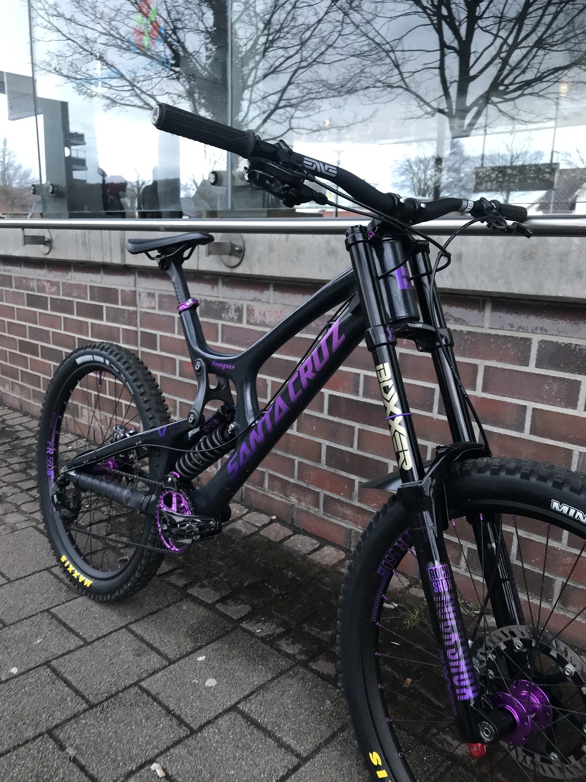 Santa Cruz v10 custom - Qamat's Bike Check - Vital MTB