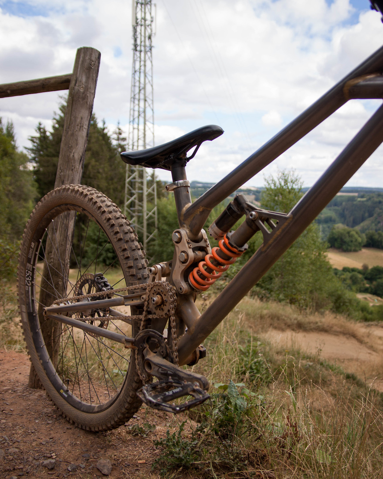 Homemade highpivot steel DH bike (Straightline V2) - Enzo's Bike Check ...