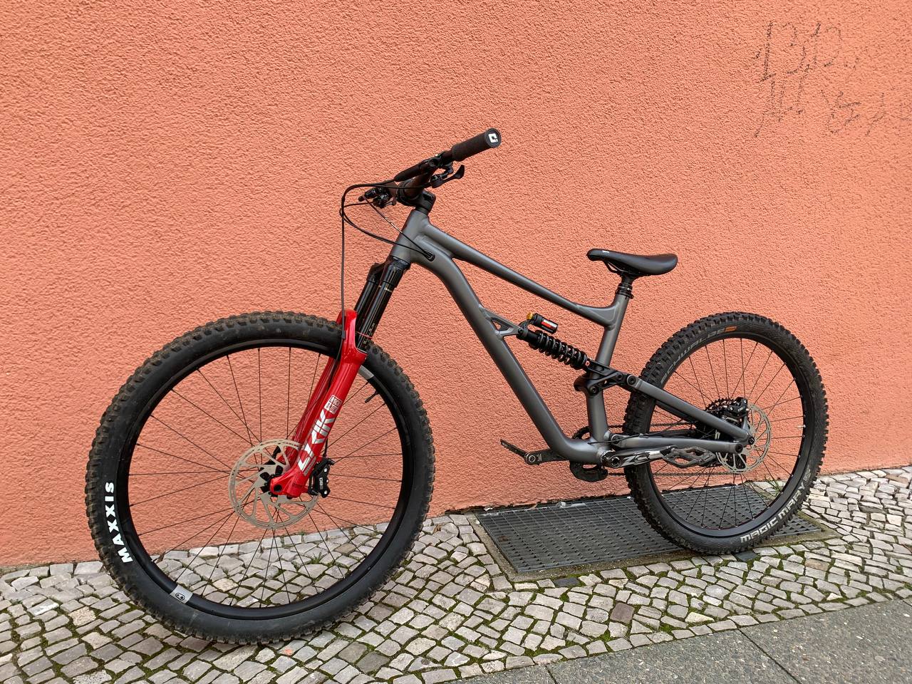 Specialized Status 160: budget-friendly bulletproof machine ...