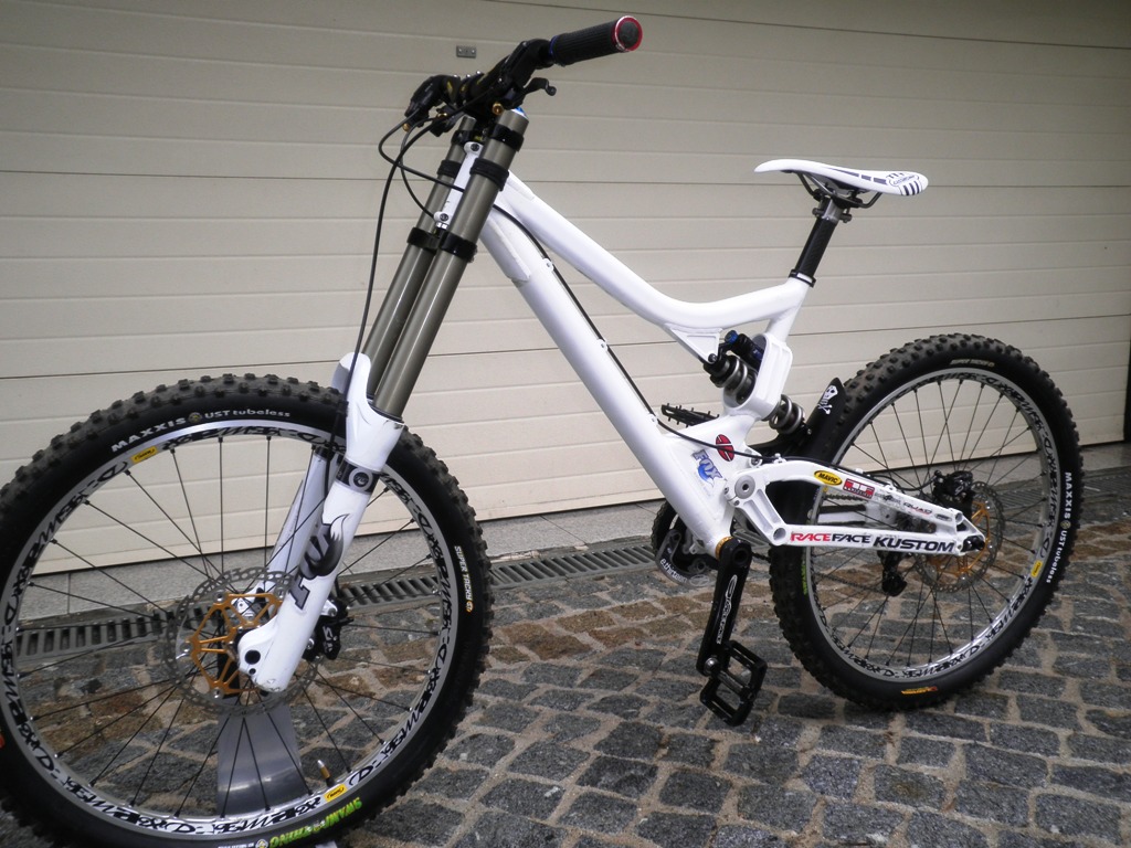 Nuno's Commençal VIP Supreme DH - Nuno Melo's Bike Check - Vital MTB