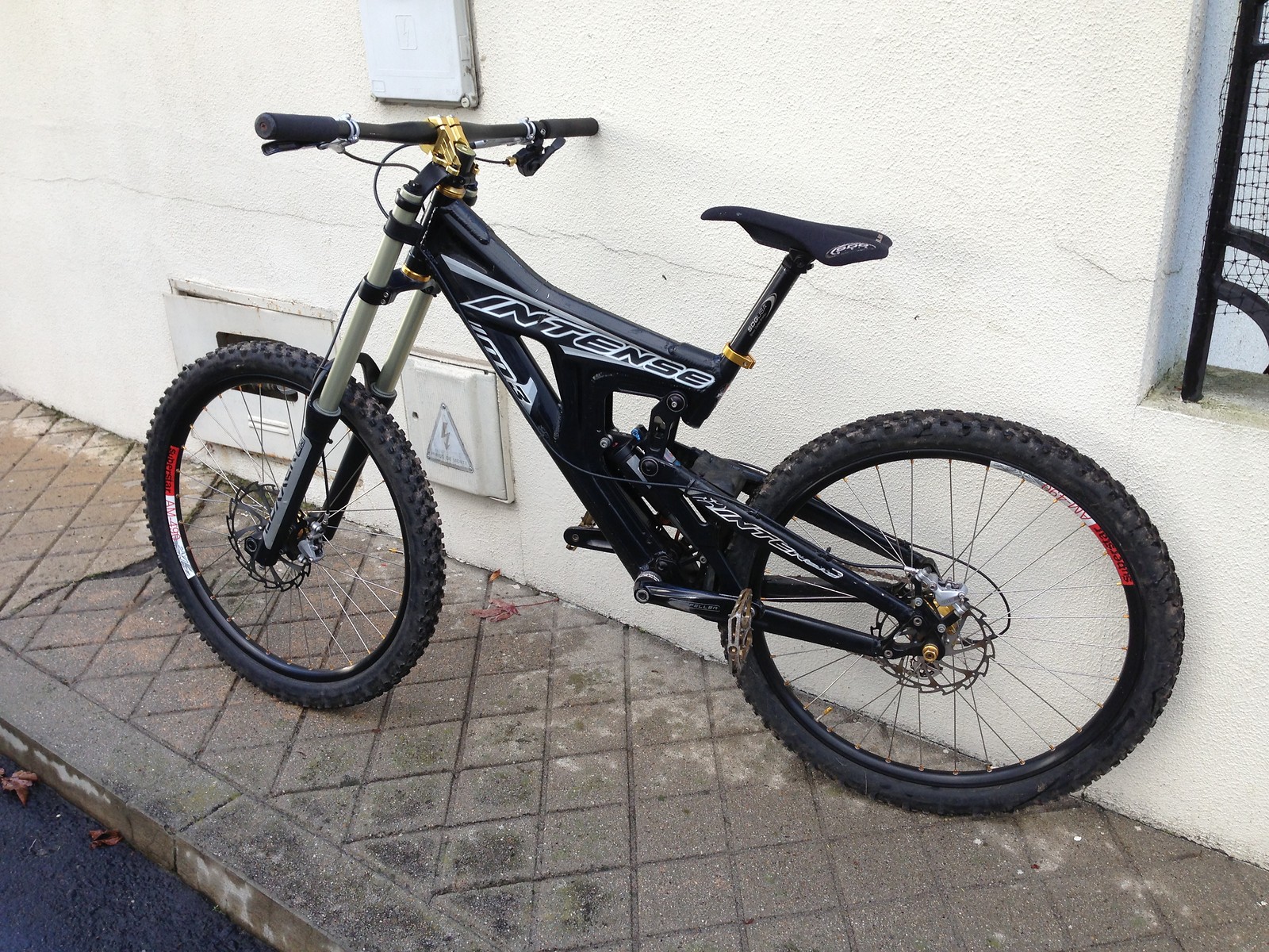 Hyperpower!'s Intense m3 - Hyperpower!'s Bike Check - Vital MTB