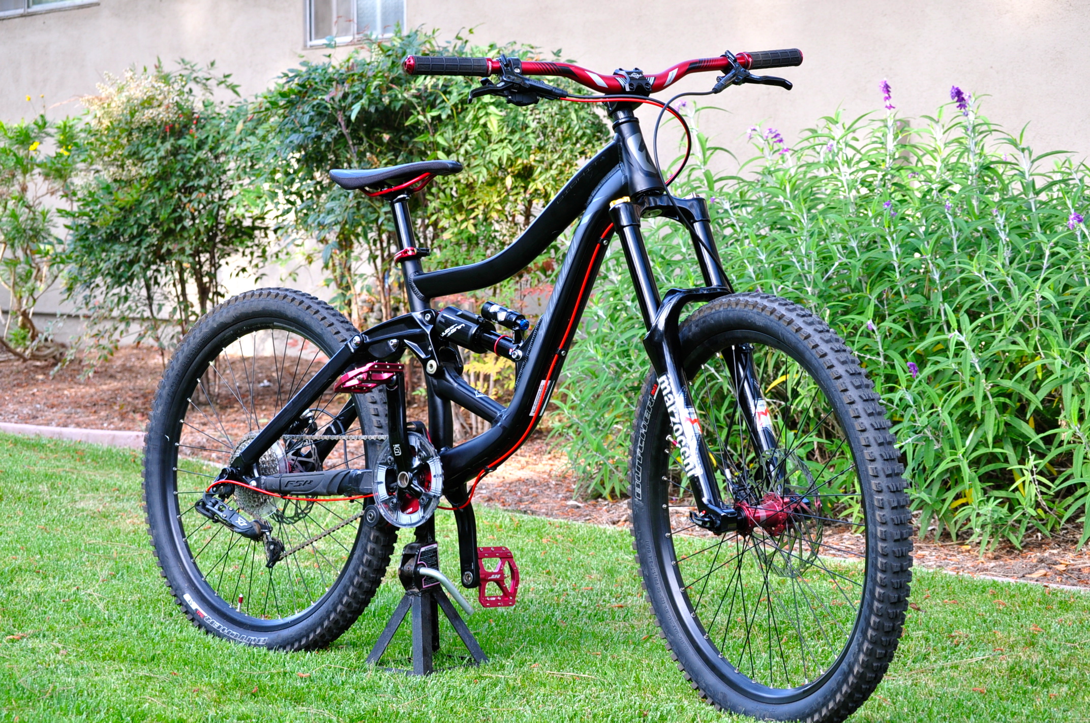 Custom 2011 Specialized Big Hit 2 - Dayday01's Bike Check - Vital MTB