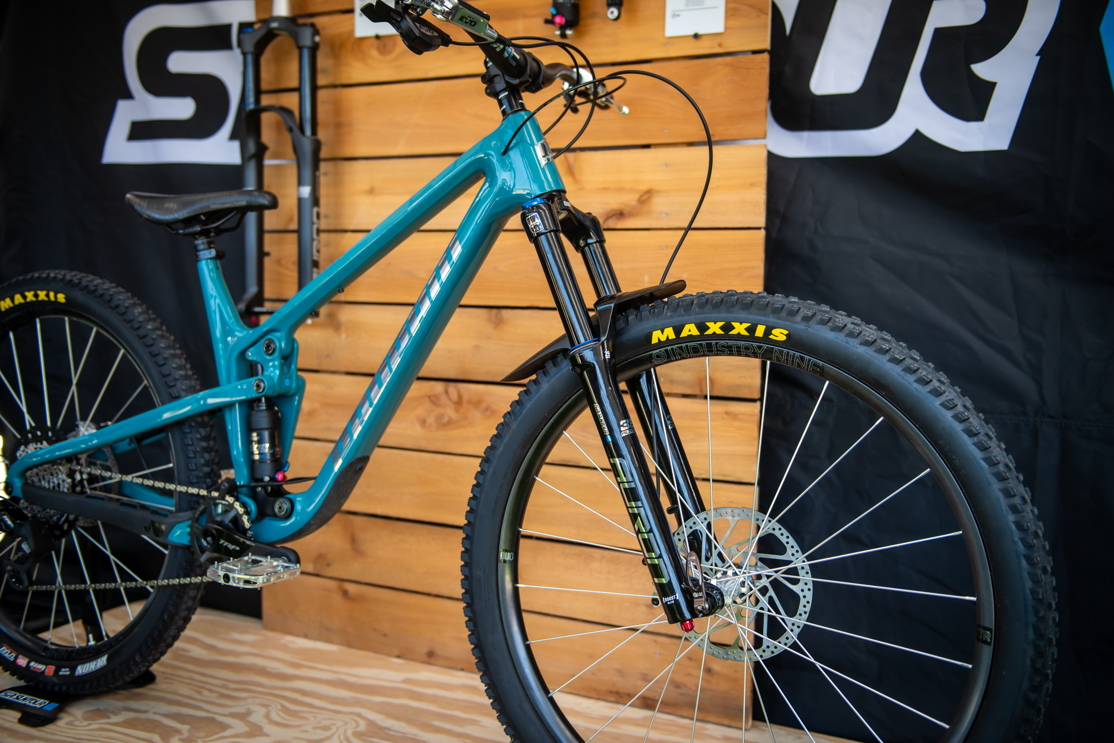 SR Suntour Auron fork and Edge Evo shock - PIT BITS - Sea Otter 2024 ...