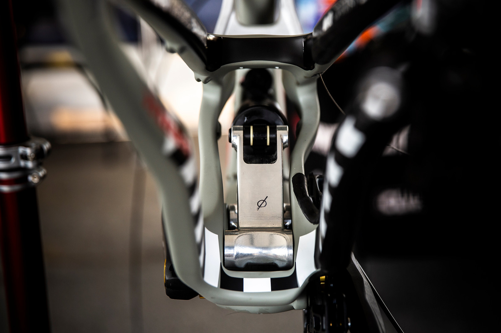 Rocker Link on Santa Cruz V10 - Mont-Sainte-Anne 2018 PIT BITS ...