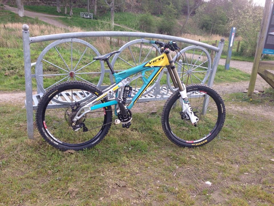 Yeti 303 DH - Stuart_Cross's Bike Check - Vital MTB