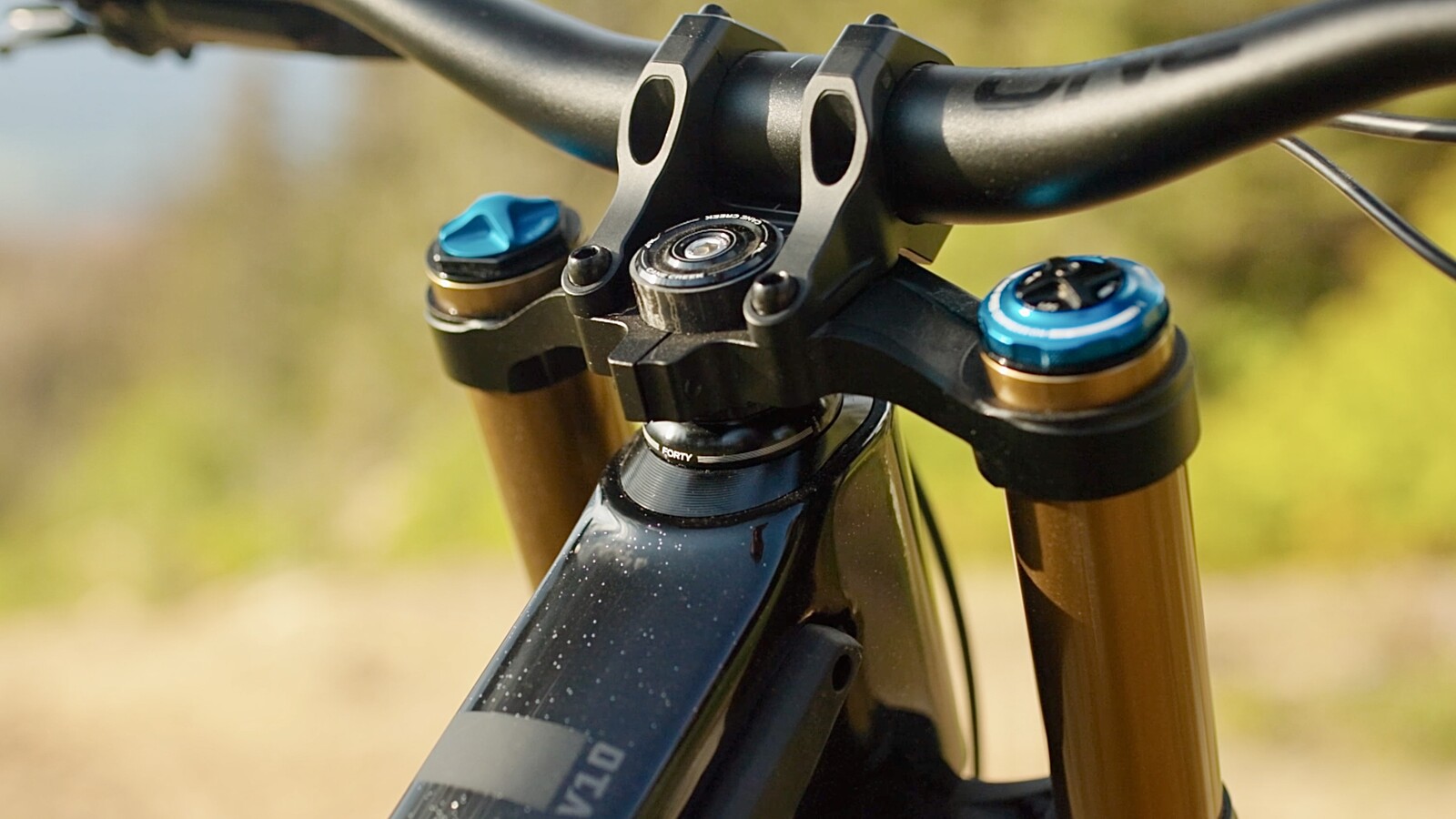 Testing One of the Winningest DH Bikes of All-Time - Santa Cruz's V10 ...