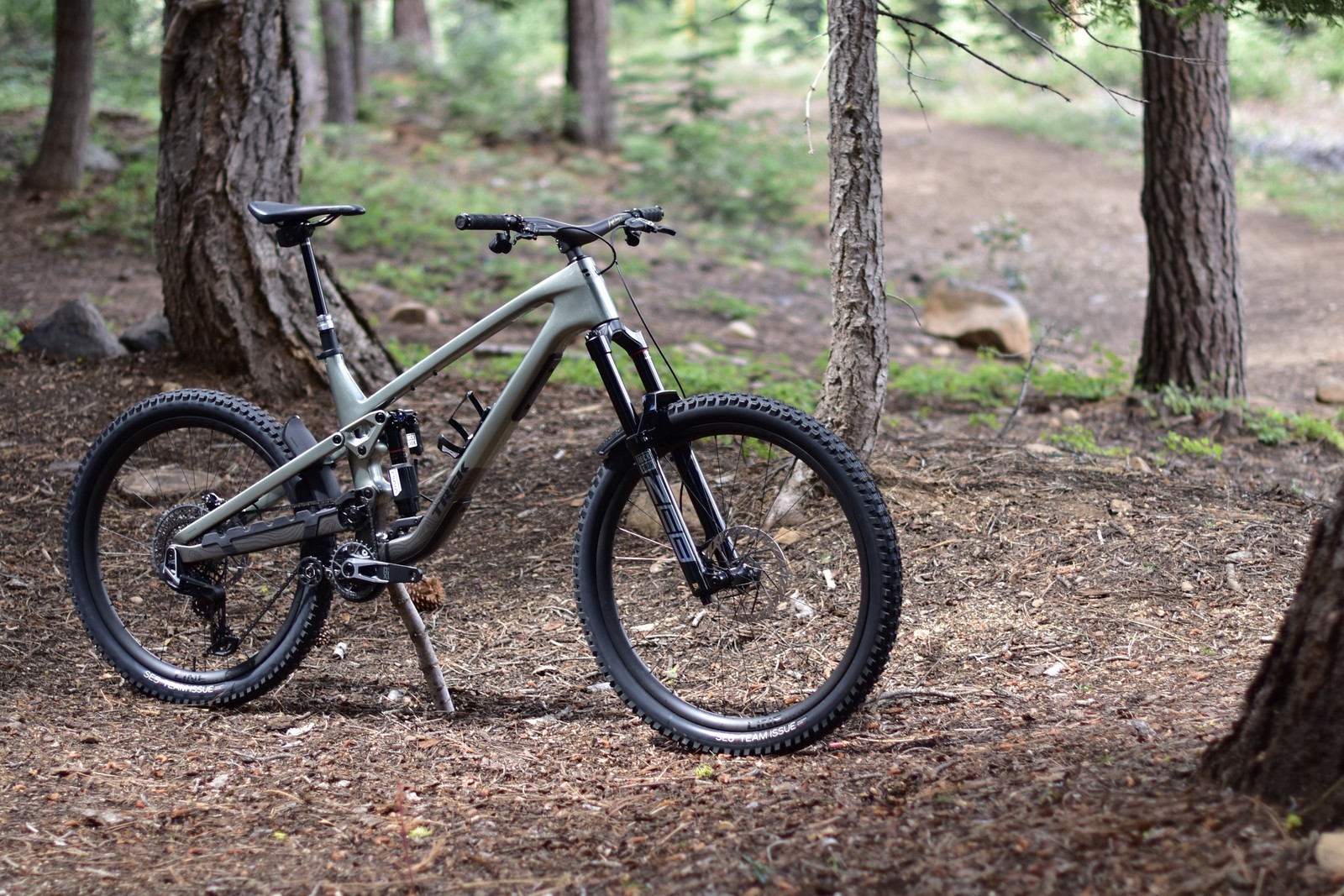FIRST LOOK - The All-New High-Pivot Trek Slash - Mountain Bike Feature ...