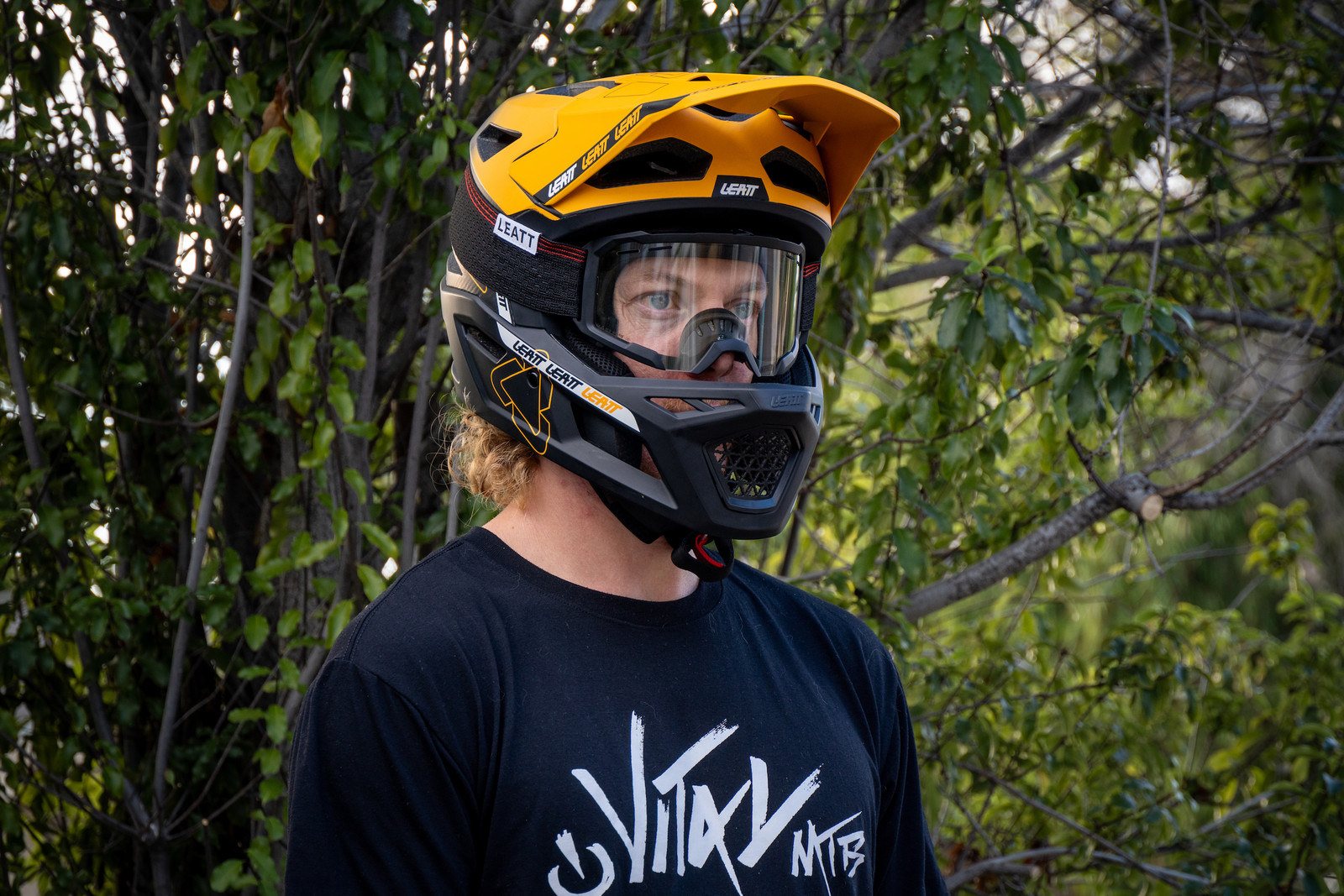 First Look: Leatt Gravity 6.0 Carbon Helmet and Velocity 4.0 X-Flow ...