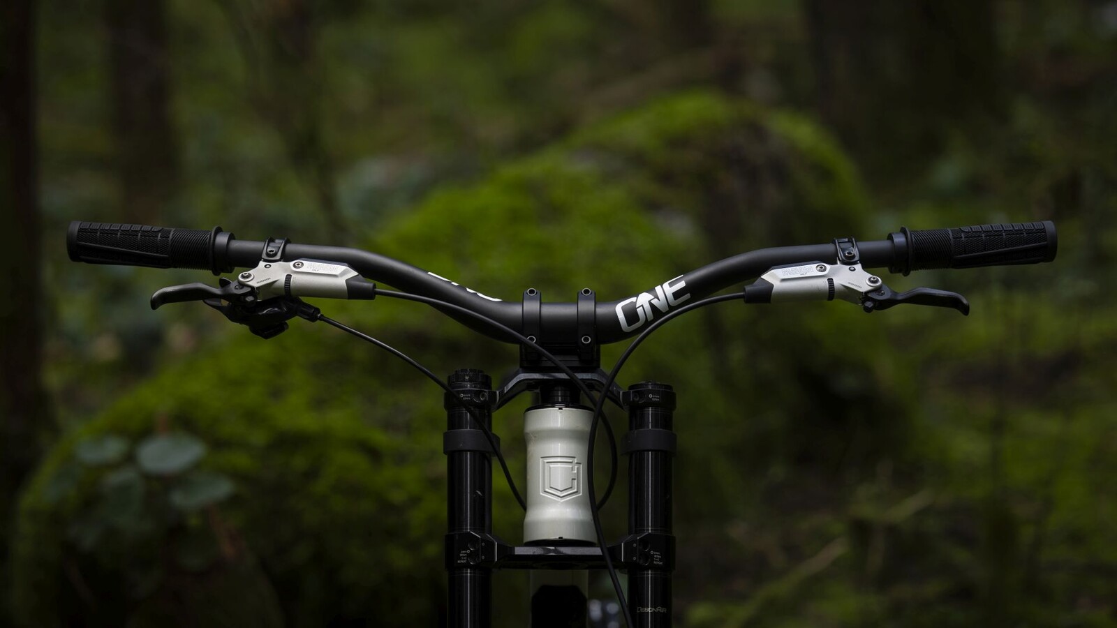 OneUp Components Announces NEW V2 Carbon Handlebar - Mountain Bike ...