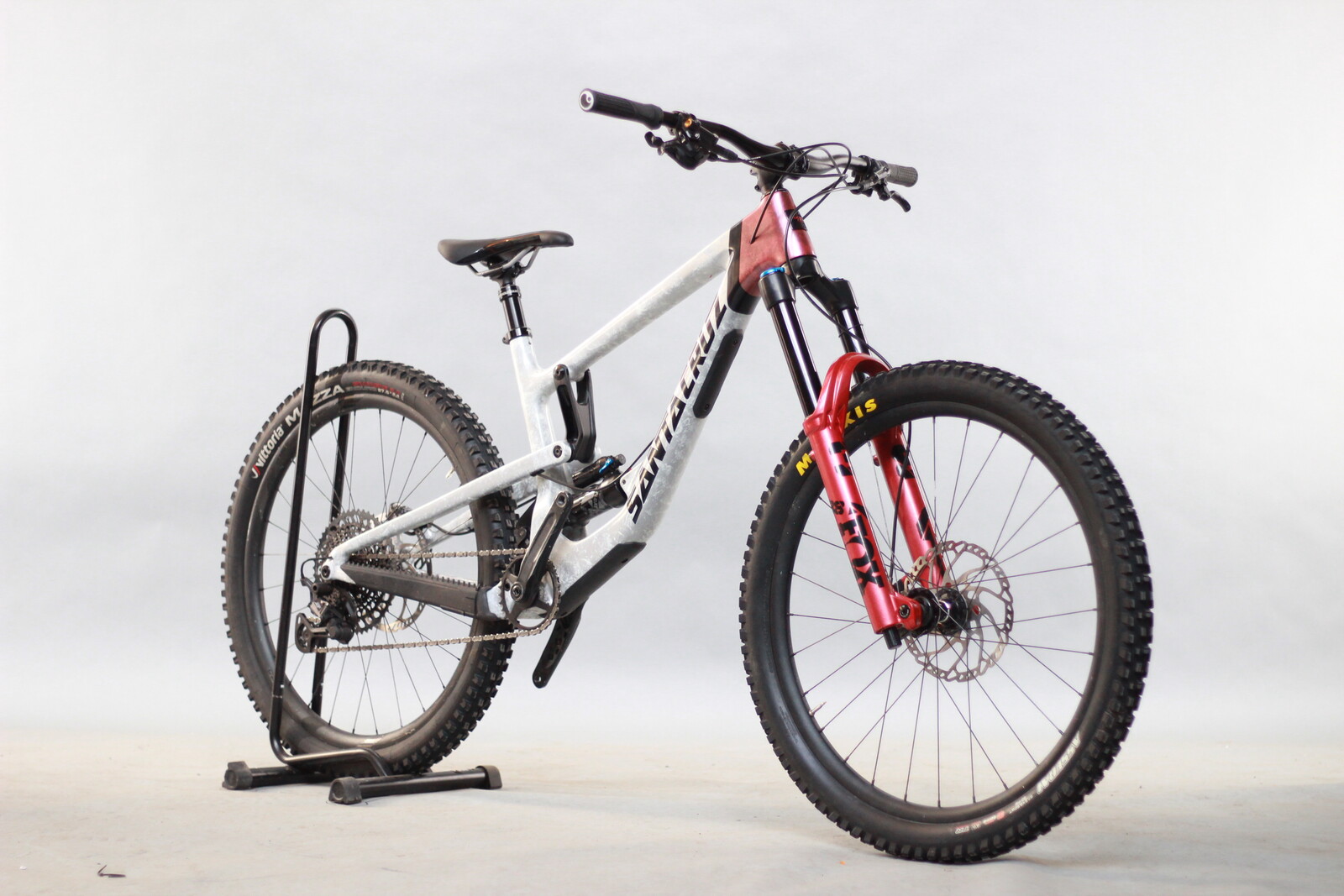 Custom Painted Santa Cruz Nomad - SeasonbikesCologne's Bike Check ...