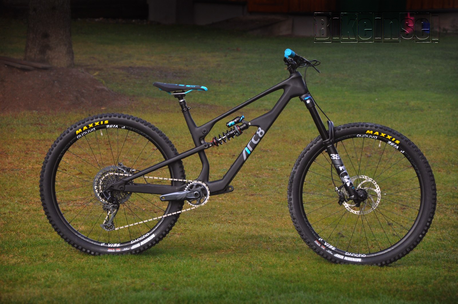 ARC8 Extra custom Black Mist bike.insel s Bike Check Vital MTB