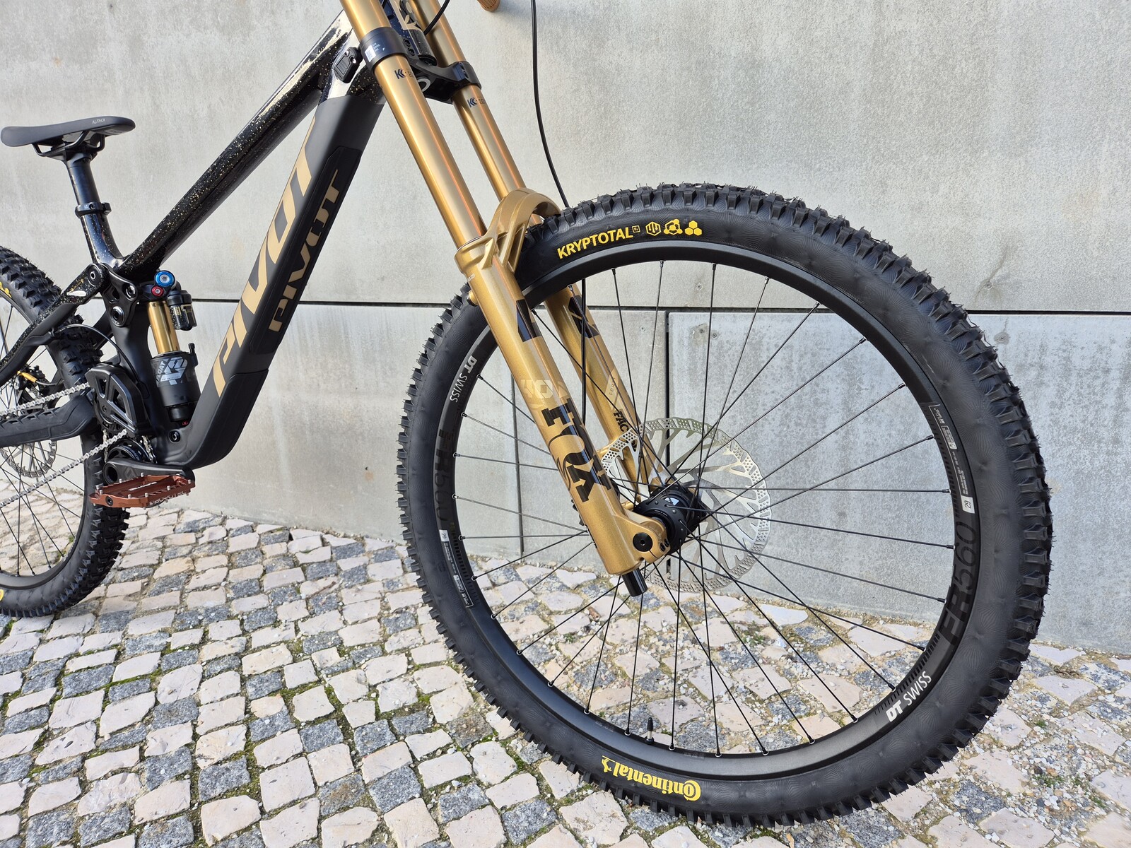 PIVOT Phoenix "Podium Gold" - JustBikes Store's Bike Check - Vital MTB