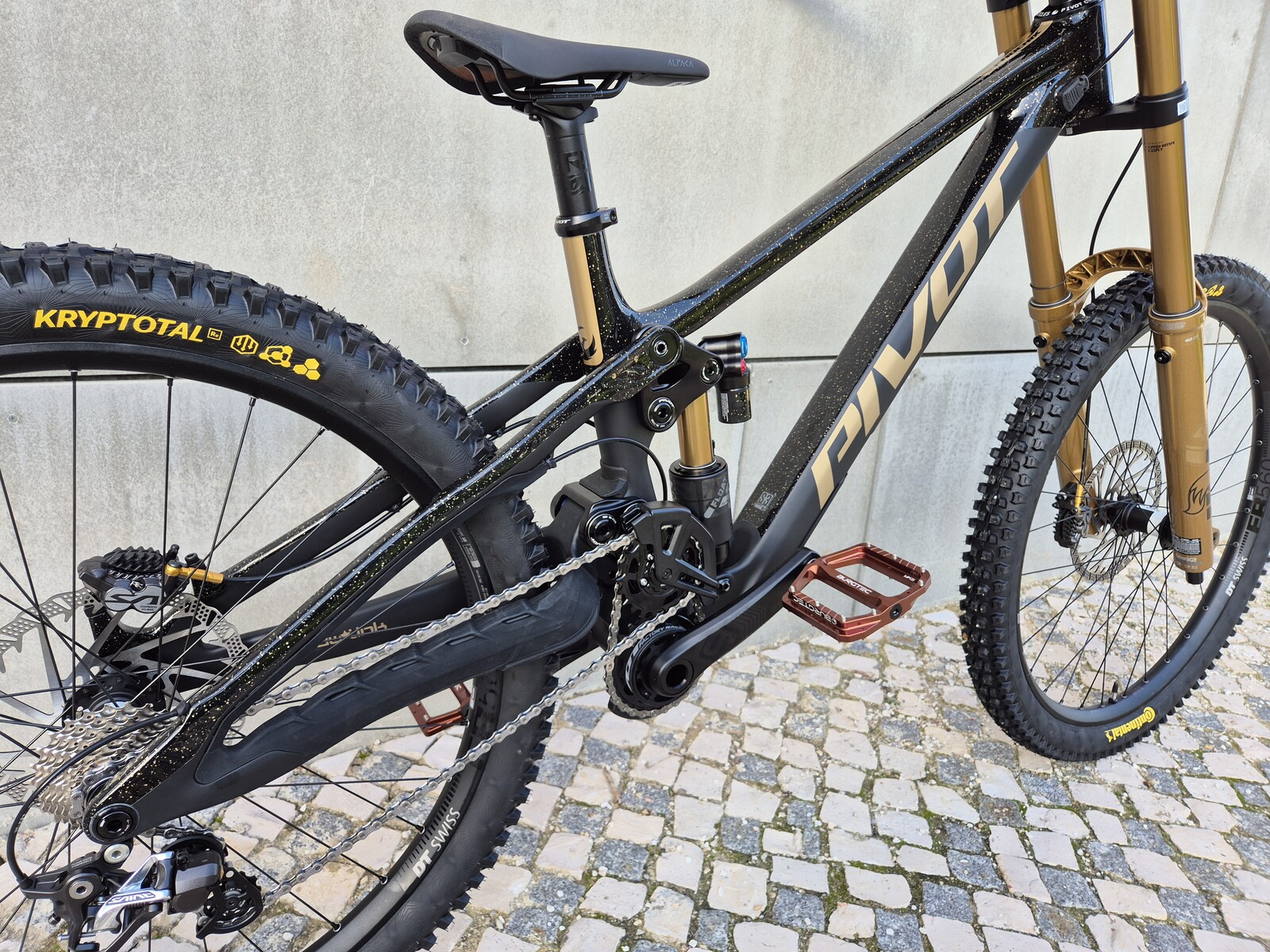 PIVOT Phoenix "Podium Gold" - JustBikes Store's Bike Check - Vital MTB