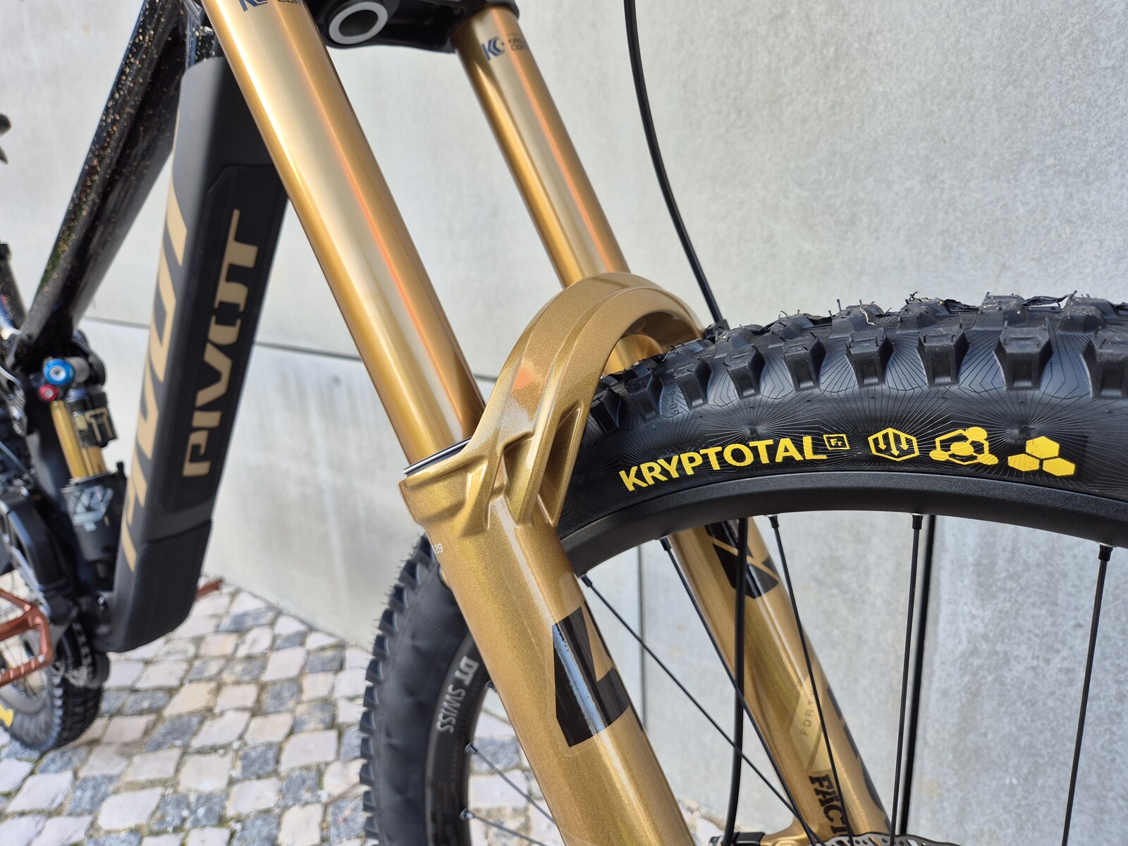 PIVOT Phoenix "Podium Gold" - JustBikes Store's Bike Check - Vital MTB