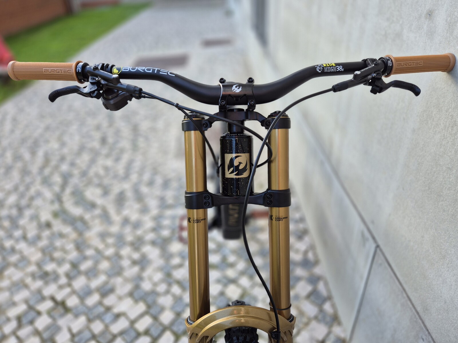 PIVOT Phoenix "Podium Gold" - JustBikes Store's Bike Check - Vital MTB