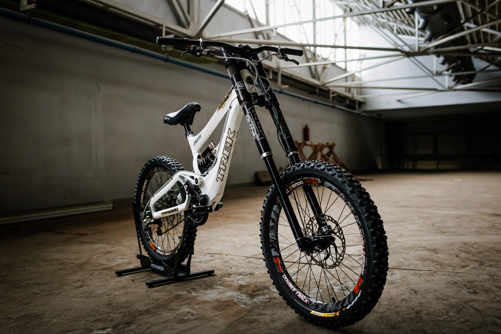 The Sesh! Trek Session 10 & Risse Big Foot - Inspiron's Bike Check ...