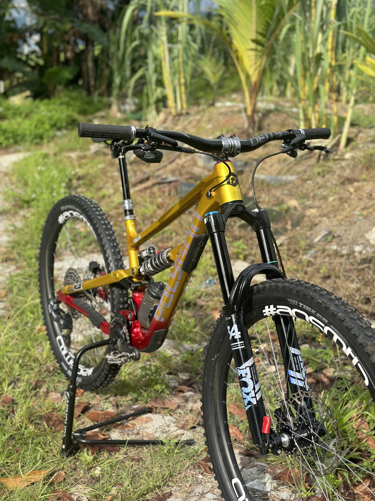 POLYGON COLLOSUS N9 CUSTOM BUILD - AGS HOLESHOT's Bike Check - Vital MTB