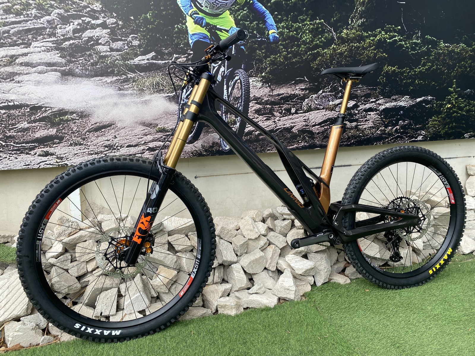 Unno Burn Baby Burn MX DH - Panos Pat's Bike Check - Vital MTB