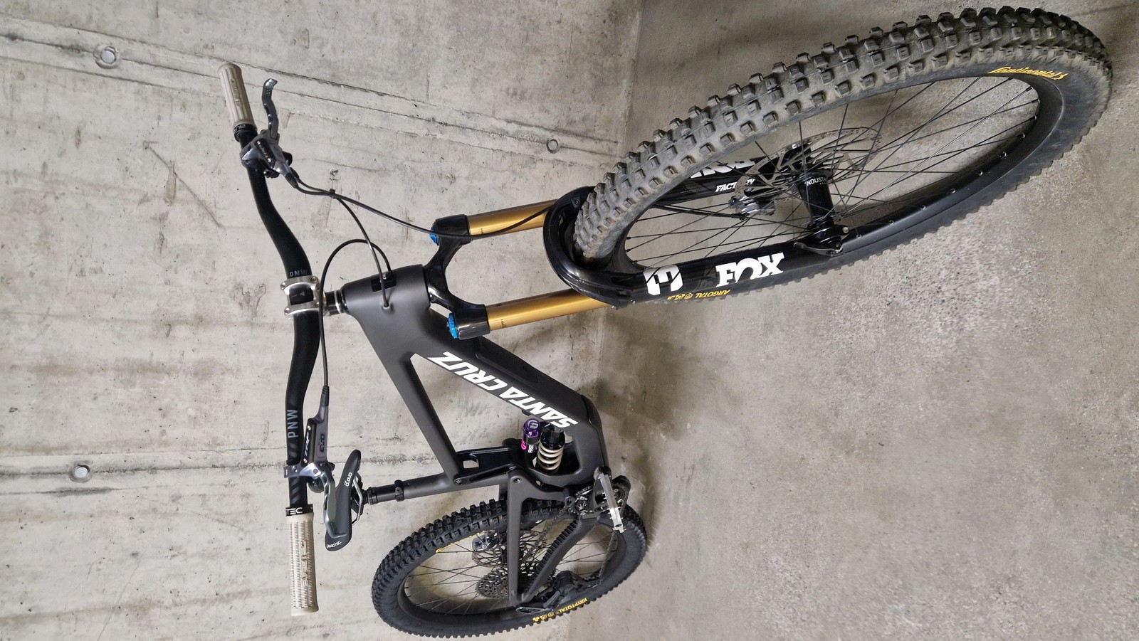 Santa Cruz Nomad 6 - Mahee's Bike Check - Vital MTB