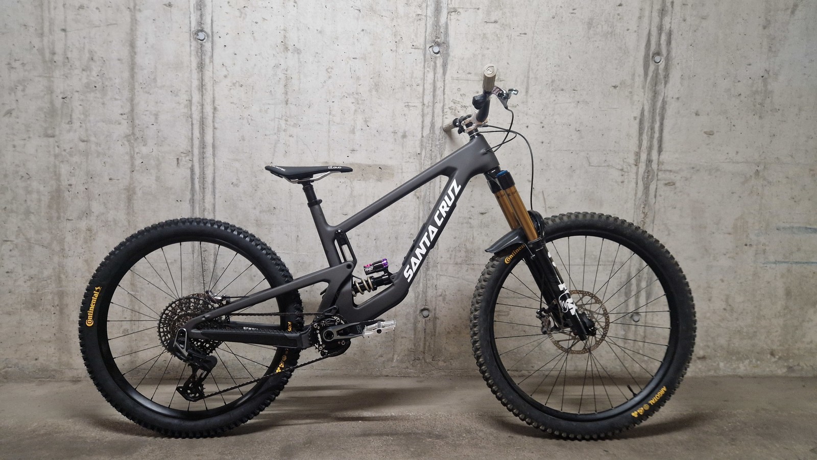 Santa Cruz Nomad 6 - Mahee's Bike Check - Vital MTB