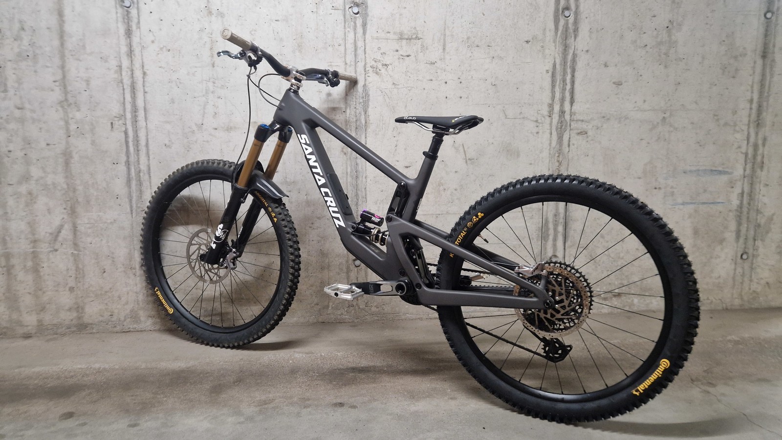 Santa Cruz Nomad 6 - Mahee's Bike Check - Vital MTB