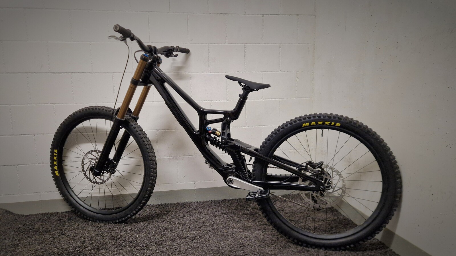 Santa Cruz V10.8 - Mahee's Bike Check - Vital MTB