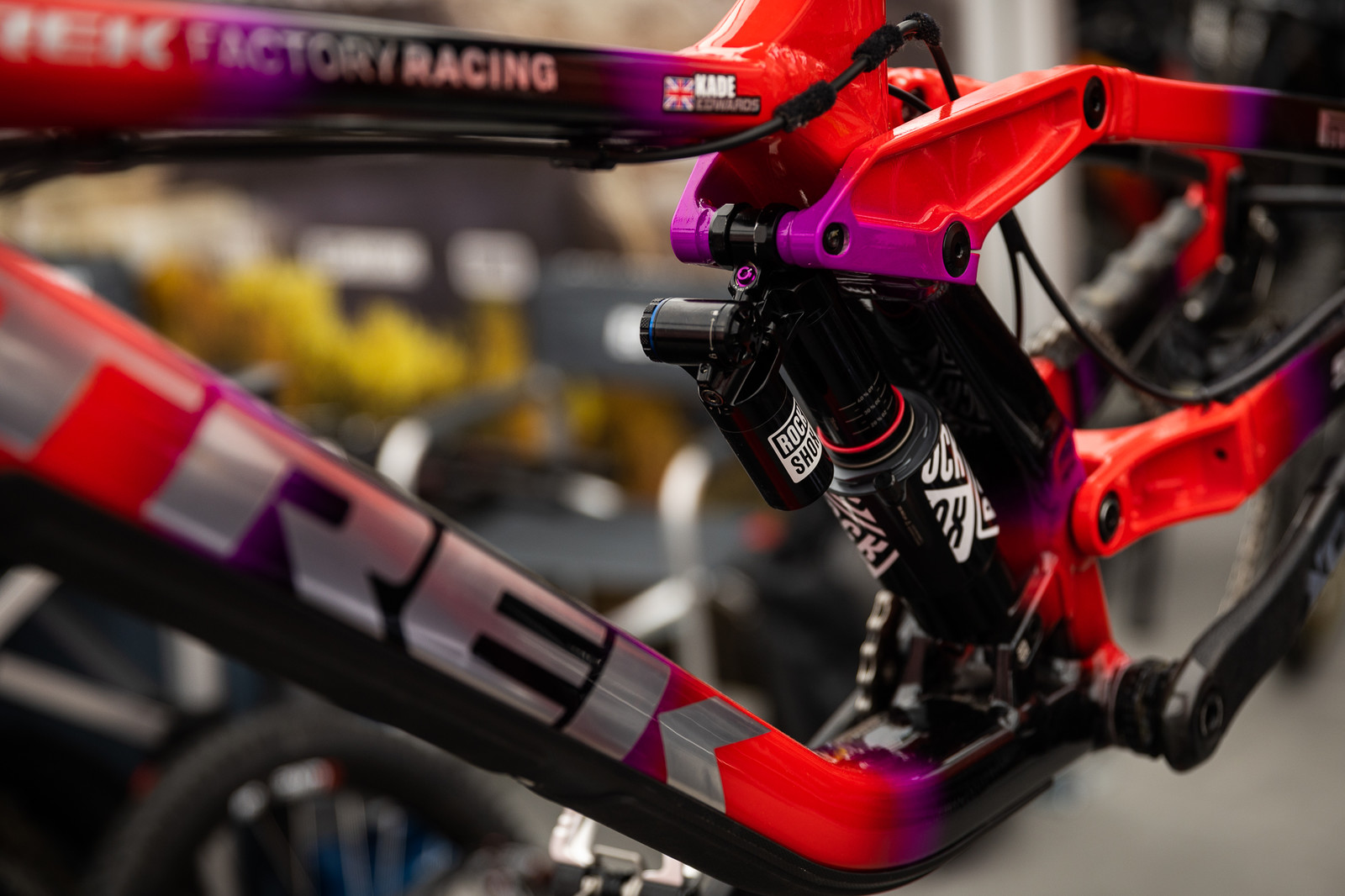 Kade Edwards running an air shock - PIT BITS 1 - 2023 Val di Sole World ...