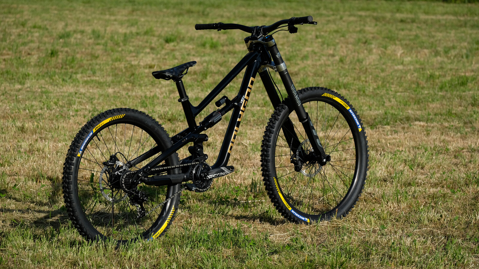 POLYGON Collosus DH7 Custom - NINI Adventure's Bike Check - Vital MTB