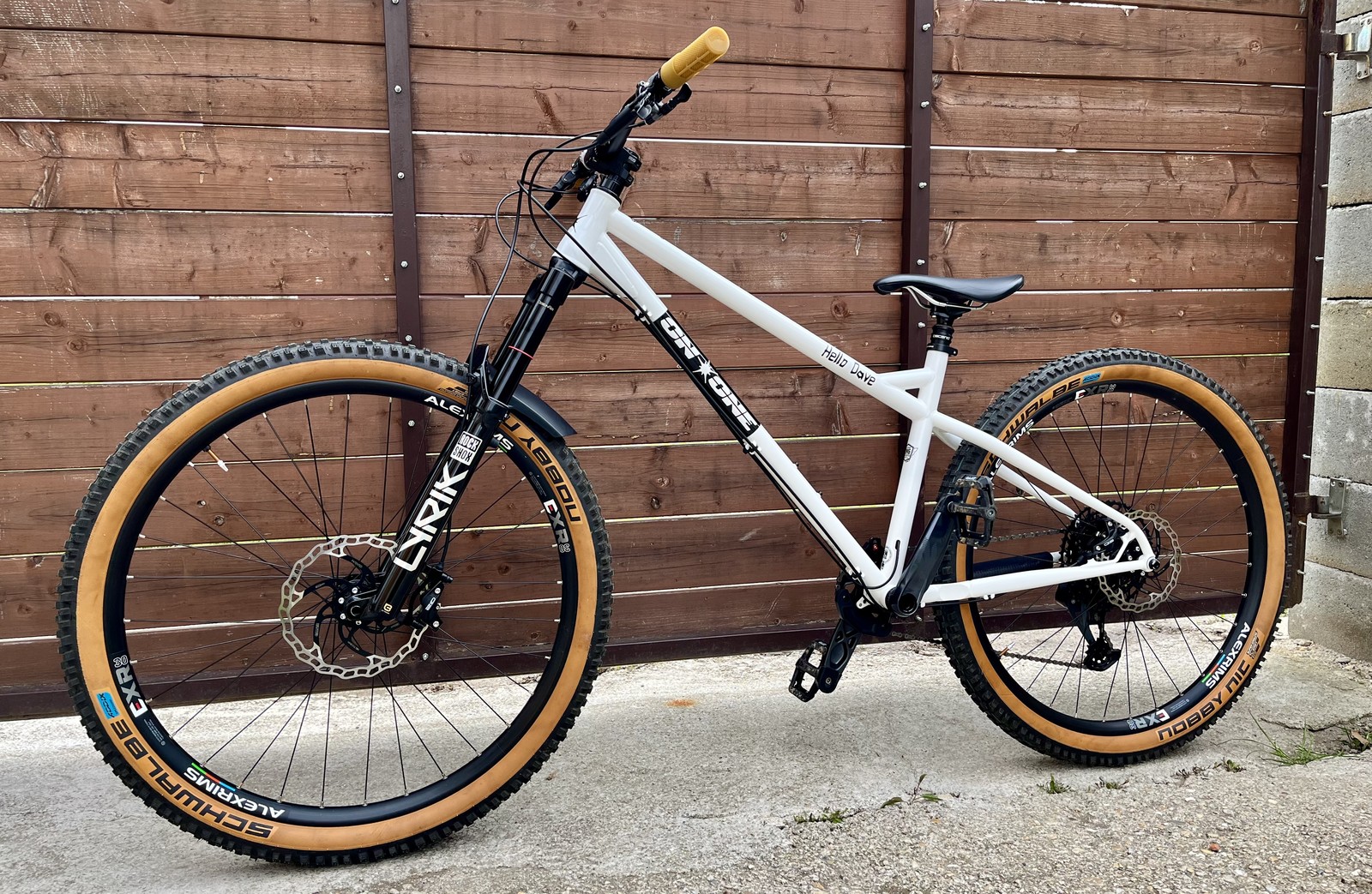 On One Hello Dave - Hello Dave90's Bike Check - Vital MTB