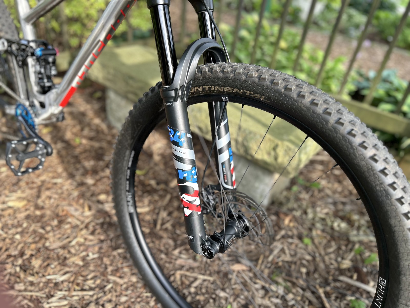 2021 Banshee Phantom V3 - EliKaz🇺🇸's Bike Check - Vital MTB