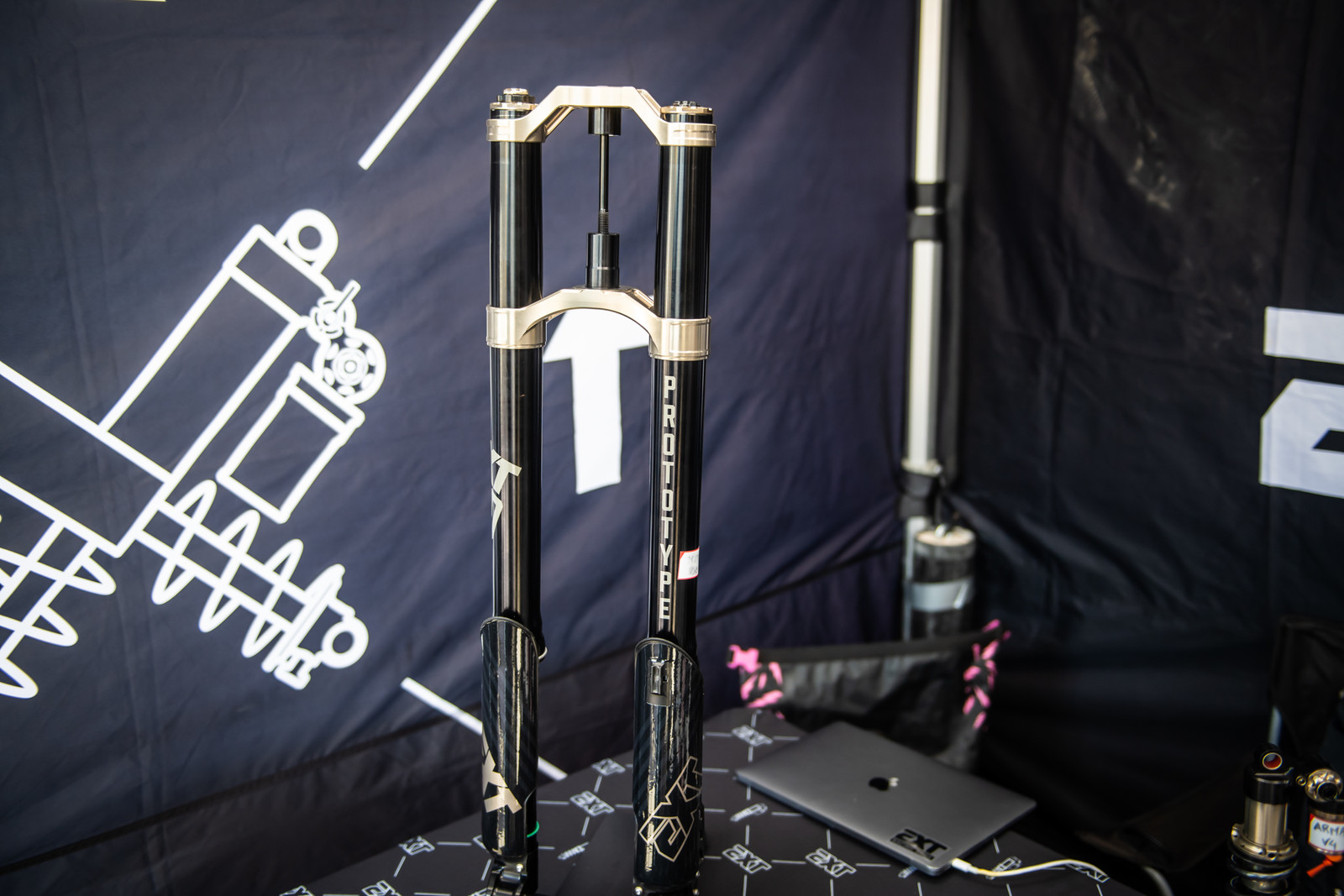 EXT Prototype Upside-Down DH Fork - PIT BITS - Sea Otter 2024 Day 2 ...