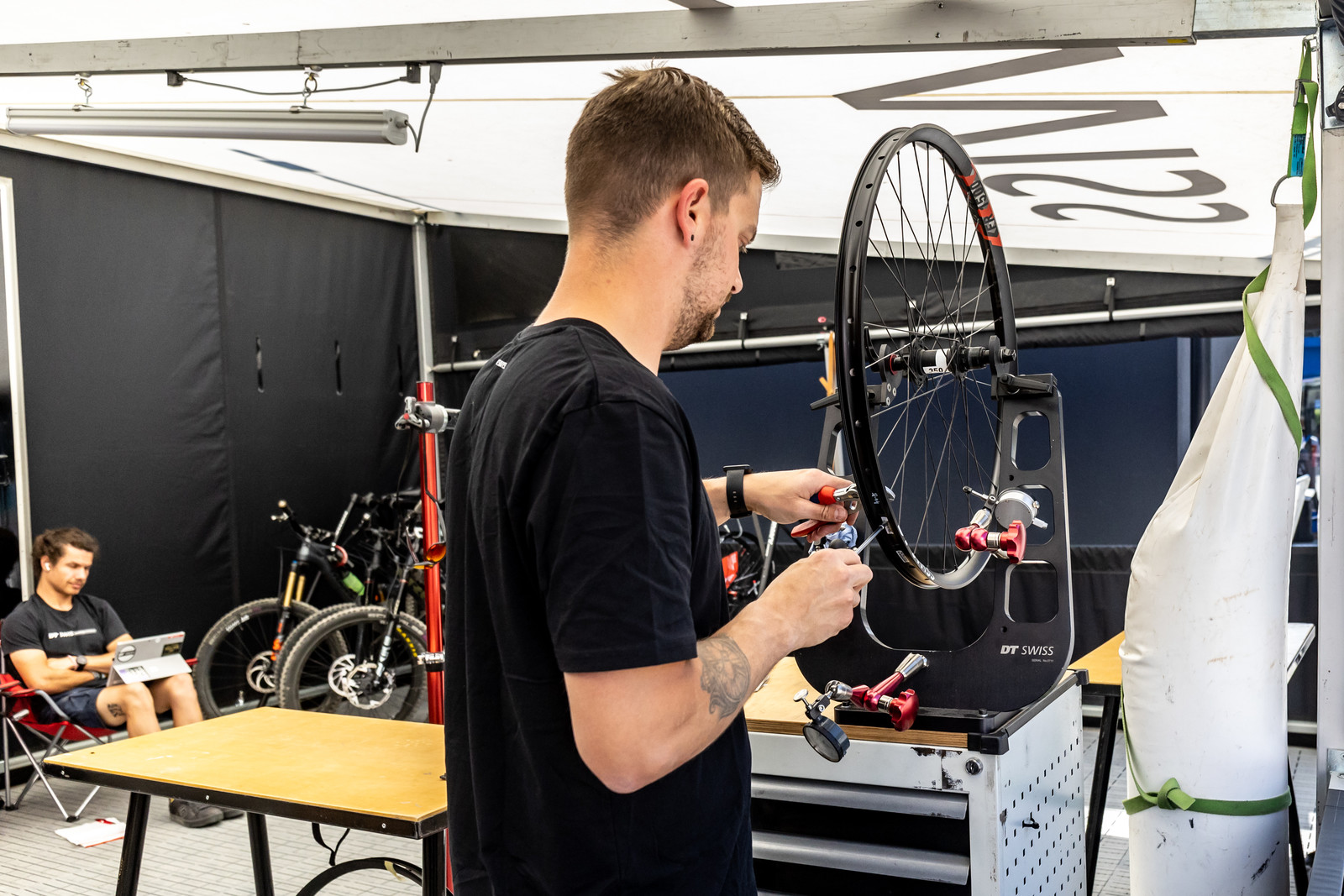 DT Swiss and their NASA-style truing stand - PIT BITS 1 - 2023 Leogang ...