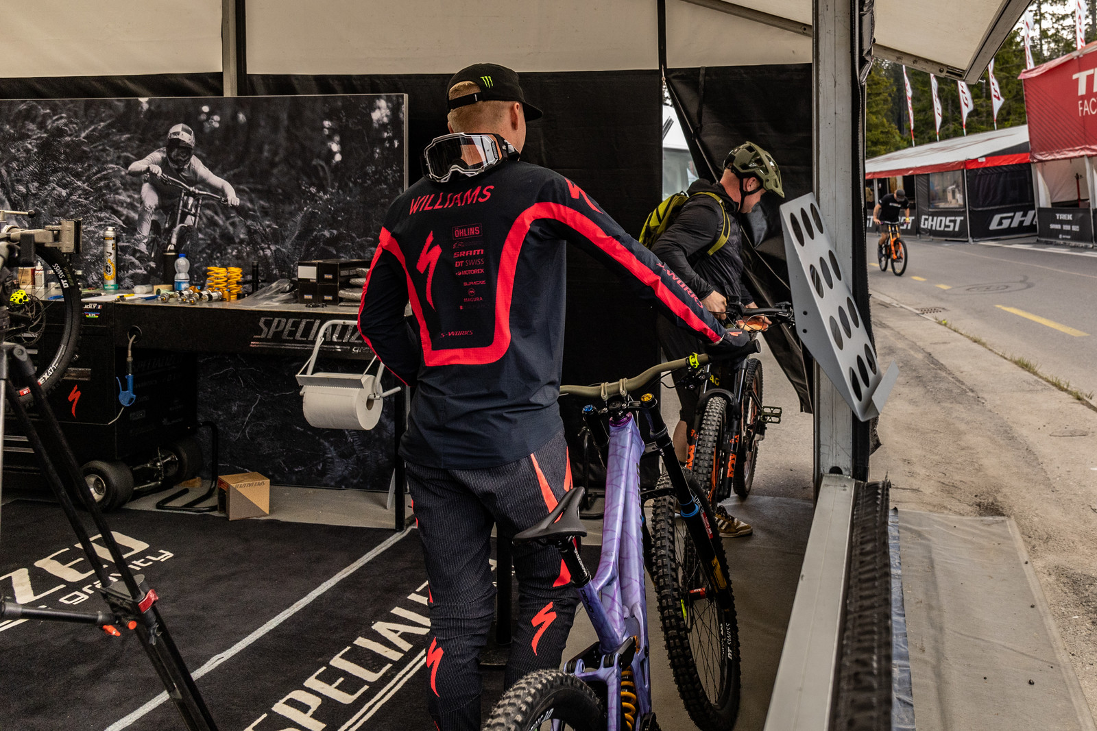 Jordan Williams - PIT BITS 2 - 2023 World Cup Downhill Lenzerheide ...