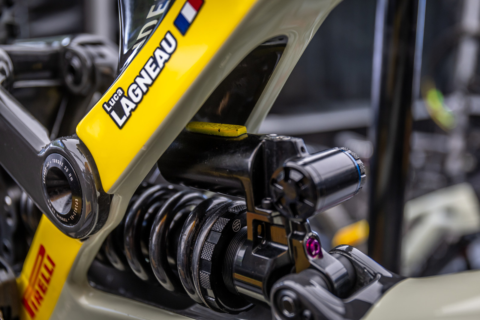 Vibration dampers on Luca Lagneau's Canyon Sender - PIT BITS 1 - 2023 ...