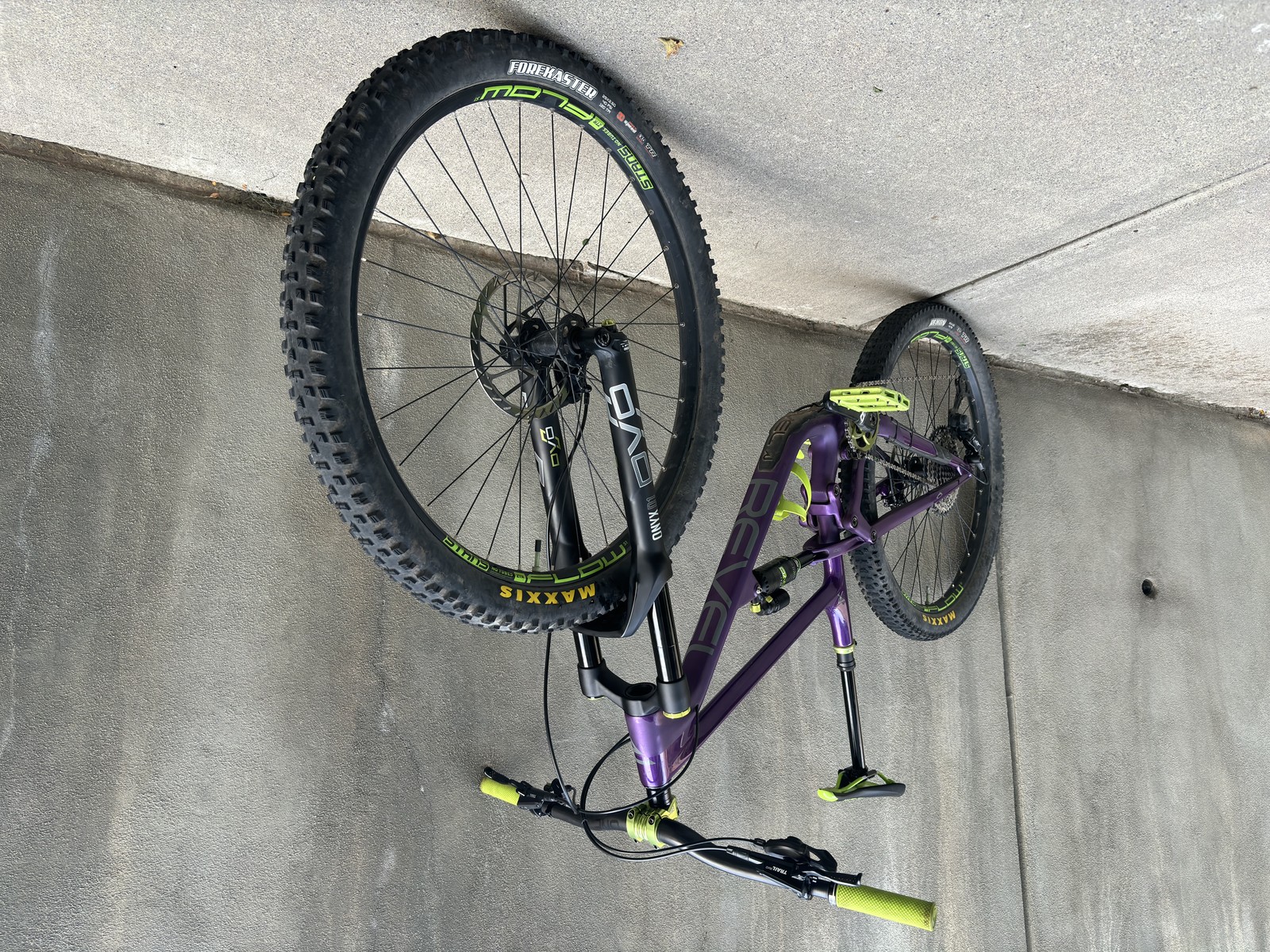 Revel Rascal "The Night Owl" - eicca's Bike Check - Vital MTB